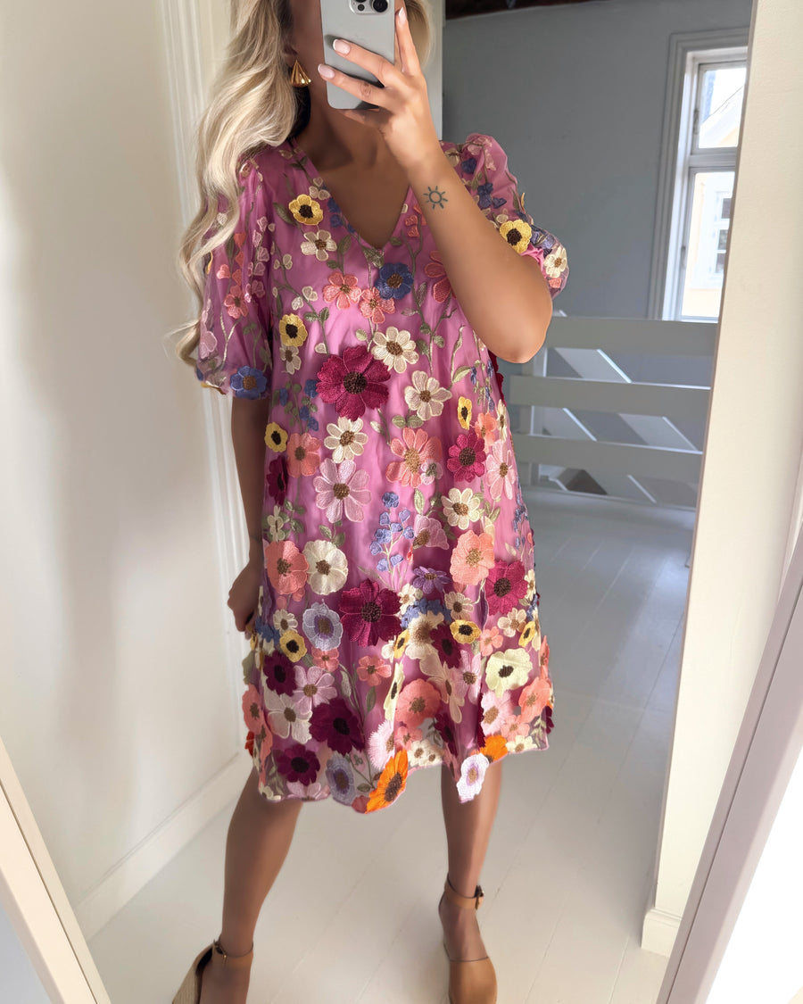 Kjoler & Jumpsuits - Smukke styles til hverdag og fest ...