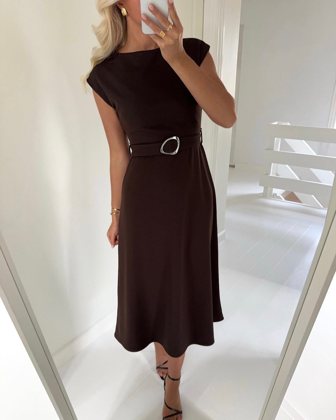 Sister's Point kjole glut-belt.dr d.chocolate – Dressforsuccess